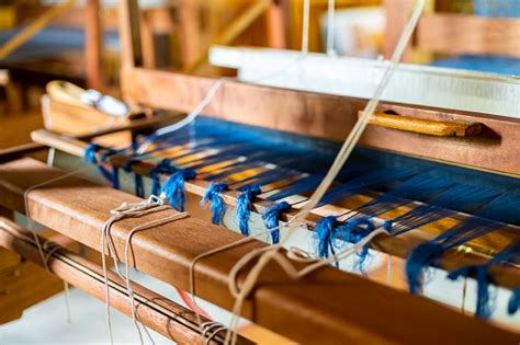 닫기 최대의 블루 실크 길 쌈 기계에 태국 전통 실크 수 제 실크 섬유 직조 기 길 쌈 Weft에 대한 스톡 사진 및 기타 이미지 Weft 고대의 공예 Istock