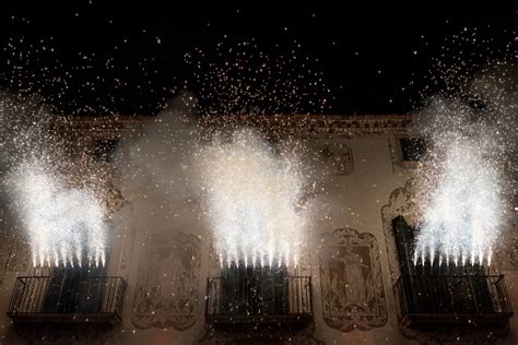 악마로 Correfoc 화재와 사람들이 인기 있는 카탈루냐 전통 옷을 입고 0명에 대한 스톡 사진 및 기타 이미지 0명