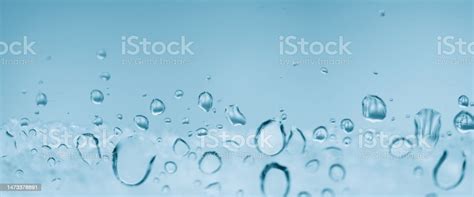 흰색 유리에 빗방울이 있는 최소한의 조명 배경 비오는 물방울이 있는 가벼운 젖은 창문이 푸른 빛으로 근접 촬영됩니다 빗방울이