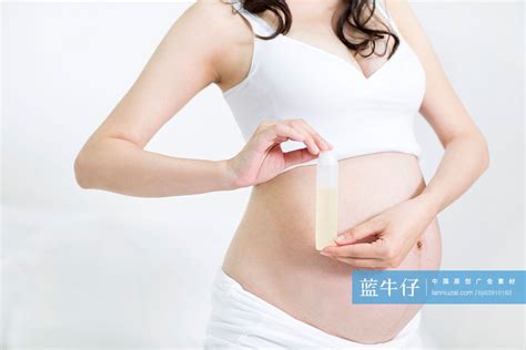 孕妇展示乳液 蓝牛仔影像 中国原创广告影像素材