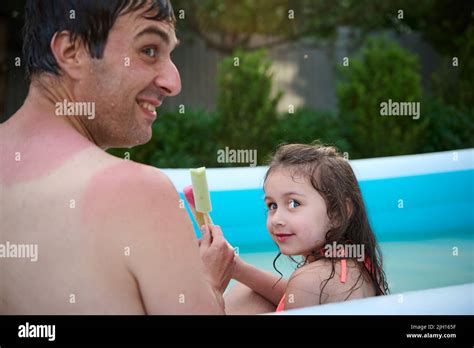 La petite fille et son père avec de la glace regardent sur leurs