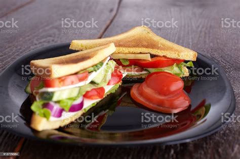 부드러운 치즈와 바삭바삭한 호 밀 빵에 원시 봄 야채 건강 샌드위치 0명에 대한 스톡 사진 및 기타 이미지 0명 건강한