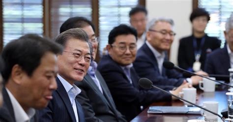 문재인 대통령 수석보좌관 회의 주재 양적 성장 넘어 성장의 질 높여야