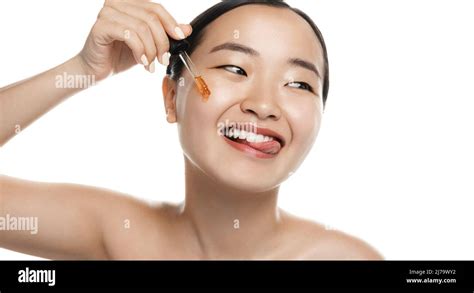 Beauty Asian Frau nackten Schultern und nackten Gesicht Serum Vitamin C Arganöl Tee Baum