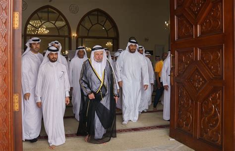 حاكم الشارقة يؤدي صلاة الجنازة على جثمان صقر بن راشد القاسمي الأخبار