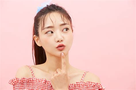 ピンクの背景に若いアジアの女の子のカジュアルな美しさの肖像画 スキンケアのストックフォトや画像を多数ご用意 スキンケア 女性 女性