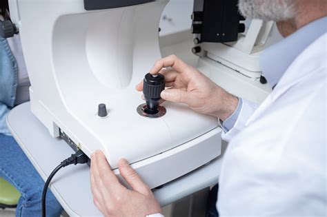 남성 안과 의사가 의료 장비를 작업하고 관련되어 있습니다 45 49세에 대한 스톡 사진 및 기타 이미지 45 49세 건강 진단 검안사 Istock