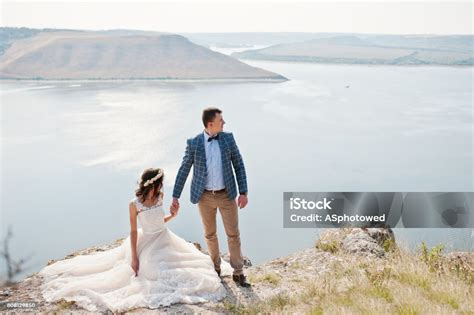 환상적인 웨딩 커플 배경에 호수의 완벽 한 전망 바위 절벽의 가장자리에 서 서 2명에 대한 스톡 사진 및 기타 이미지 2명 가족 결혼식 Istock