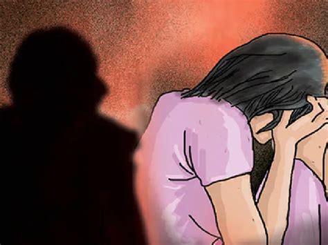 मुलगी झाली म्हणून पत्नीला‎ नांदवण्यास दिला नकार‎ He Refused To Give