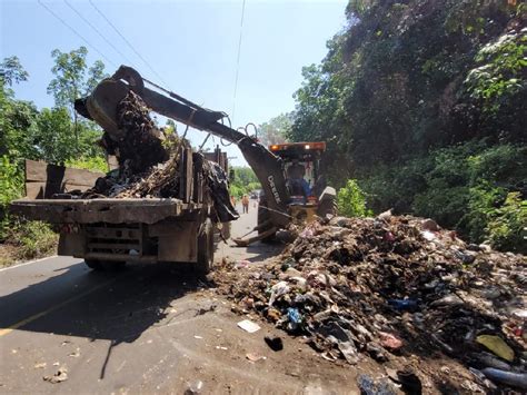 Retiran Toneladas De Basura En Carretera De Coatepeque