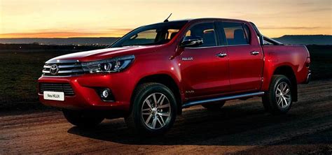 خودروی تویوتا هایلوکسی که با آرم پلیس تردد می کرد توقیف شد عکس