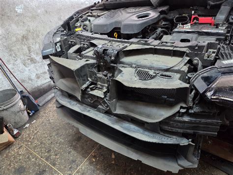 자동차 에어컨 정비 Sm6 모델 컨덴샤 냉매누수 고장으로 더운바람이 나오는 증상 수리