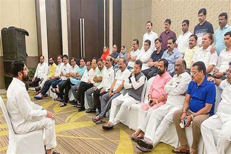 मुख्यमंत्री एकनाथ शिंदेंनी बोलावली शिवसेना आमदारांची बैठक तीन आमदार गैरहजर