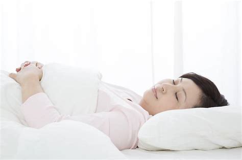 여성 남성보다 더 자야 한다는데자꾸 뒤척인다면 어떻게