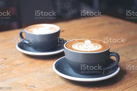 뜨거운 라 떼 라 떼 아트 카페에서 빈티지 나무 테이블에 커피의 두 블루 컵의 근접 촬영 이미지 갈색에 대한 스톡 사진 및 기타 이미지 Istock
