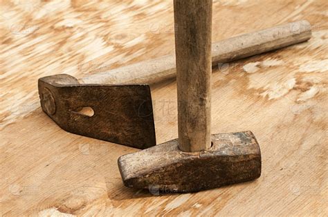 旧的用锤子和锛子
