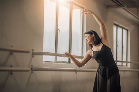 창 허리 근처 발레 스튜디오에서 연습 하는 아시아 중국 여성 발레 댄서 스포츠에 대한 스톡 사진 및 기타 이미지 스포츠