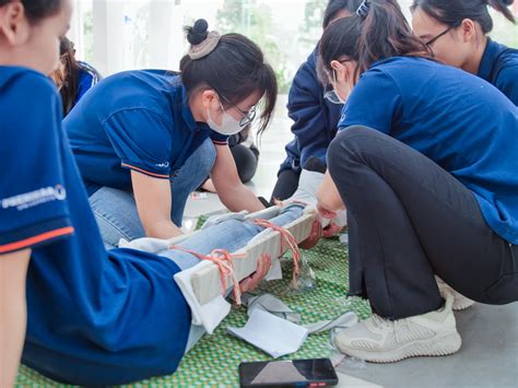 Sinh viên thực hành sơ cấp cứu ngay tại trường học