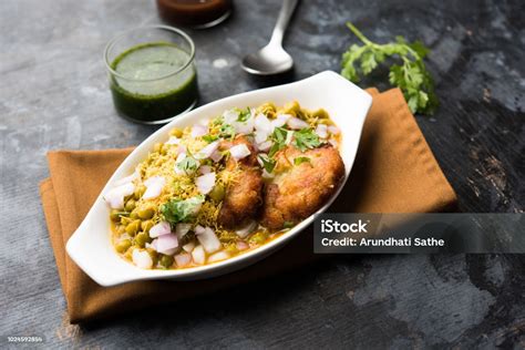 Ragda Pattice는 인기 있는 길거리 음식 또는 채팅 감자 버거의 만든 강판 그릇 이나 타마린드와 실 란 트 처트니와 함께 세라믹 접시에 봉사 감자 요리에 대한 스톡