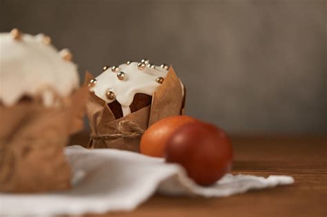 맛 있는 부활절 케이크의 선택적 초점 설탕과 그린 치킨 계란 0명에 대한 스톡 사진 및 기타 이미지 0명 냅킨 부활절