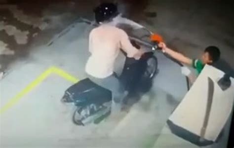 Vídeo Frentista reage a roubo e joga gasolina em ladrão Brasil Pleno News