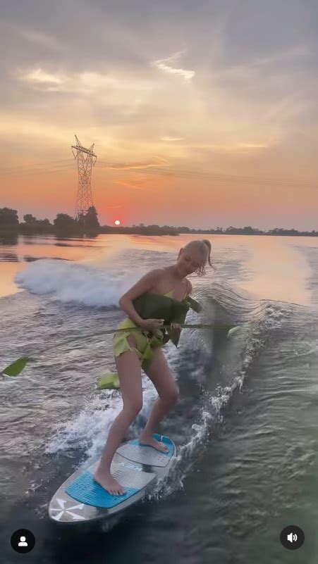 แซมมี่ นุ่งชุดใบตองเซ็กซี่ โชว์เล่นเวกเซิร์ฟแบบสับรับวันลอยกระทง ปังไม่ไหว