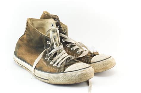 Zapatillas De Deporte Viejas Y Sucias En Blanco Imagen De Archivo