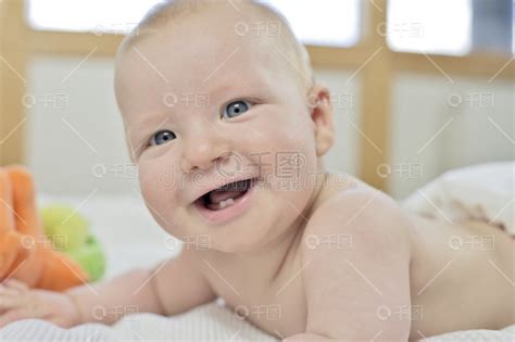 爱高清图片 婴儿在床上微笑 婴儿在床上微笑图片免费下载 5112696769 千图网pro