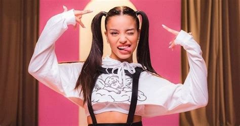 Emilia Mernes lució un top y una minifalda en una producción de fotos que dio que hablar Vía Libre
