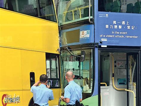 東涌兩巴士迎頭相撞 8人輕傷 20240221 公民 明報教育網