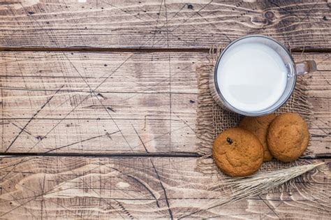 자연 오트밀 쿠키 및 나무 배경에 우유의 유리 소박한 스타일입니다 공간 복사 0명에 대한 스톡 사진 및 기타 이미지 0명 갈색 개체 그룹 Istock