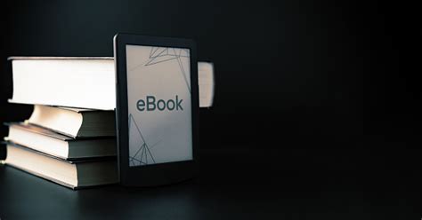 E 리더 디지털 전자 책 어두운 배경에 책이있는 도서관 리더 태블릿 온라인 교육 과정 E 학습 클래스 및 전자 책 디지털 기술 개념 0명에 대한 스톡 사진 및 기타 이미지