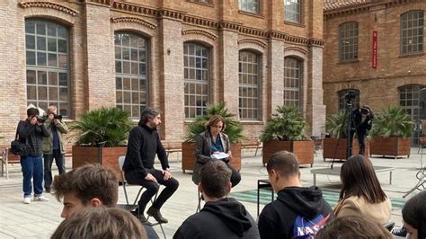 Colau Recrimina A Una Joven Que Le Preguntó Por Su Ropa Me Visto Como