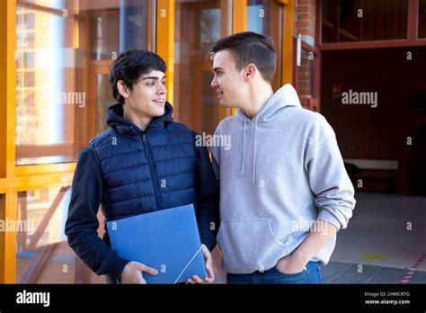 Couple De Jeunes étudiants De Luniversité Gay De Sexe Masculin à Leur