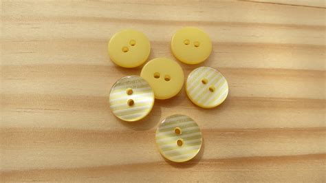 Bouton Rayures Jaune Au Fil Du Savoir Faire