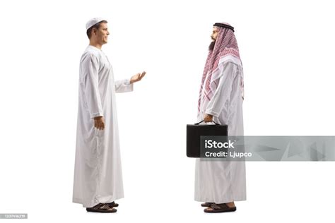 사우디 아랍 사업가와 이야기하는 아랍 남자의 전체 길이 프로필 샷 남자에 대한 스톡 사진 및 기타 이미지 남자 서 있기 전신 Istock