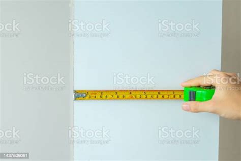 집에서 가구를 측정하기 위해 줄자를 사용하는 사람의 손 Diy 인테리어 디자인 수리 및 개선 주택 또는 아파트 개념 3차원 형태에 대한 스톡 사진 및 기타 이미지 Istock
