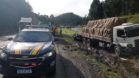 Motorista morre após bater contra caminhão no canteiro central