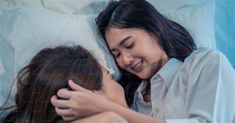 Foto Hermosa Pareja De Lesbianas Asiáticas Acostadas En La Cama Y