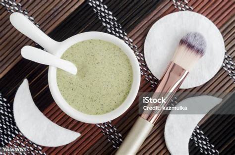 작은 흰색 그릇에 녹색 점토 마스크입니다 Diy 얼굴 또는 헤어 마스크 바디 랩 레시피 자연 미용 트리트먼트 및 스파 평면도 녹차에 대한 스톡 사진 및 기타 이미지 Istock