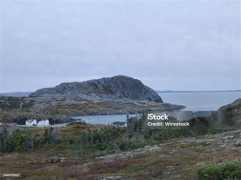 우울한 날에 먼 해변 주택과 푸른 하늘 배경의 절벽의 공중보기 0명에 대한 스톡 사진 및 기타 이미지 0명 거리가 먼