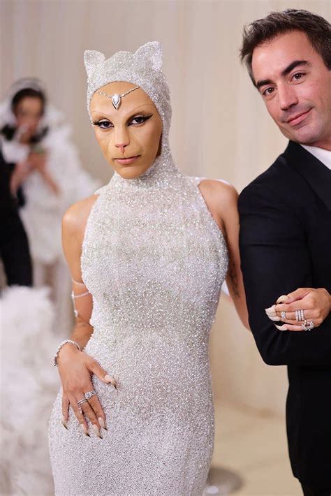 დოჯა კეტი Met Gala ზე კატის ფორმაში