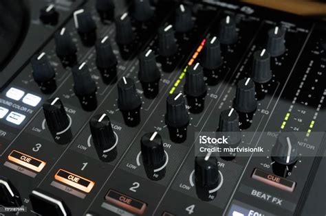 노브와 슬라이더가있는 검은 색 사운드 믹서 컨트롤러의 광각 사진 Dj에 대한 스톡 사진 및 기타 이미지 Dj 나이트클럽