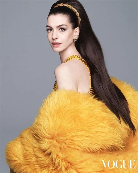 安妮·海瑟薇登上中国香港版《vogue》封面！安妮·海瑟薇vogue中国香港新浪时尚新浪网
