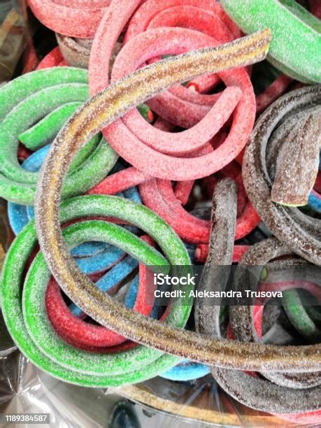 다양한 다채로운 사탕으로 만든 여러 가지 빛깔의 배경 텍스트 파티 사탕 바 어린 시절을위한 공간 0명에 대한 스톡 사진 및 기타 이미지 Istock