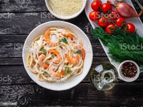 이탈리아 파스타 스파게티 새우 볘 샤 멜 소스와 어두운 소박한 나무 테이블 평면도에 다진된 딜 0명에 대한 스톡 사진 및 기타