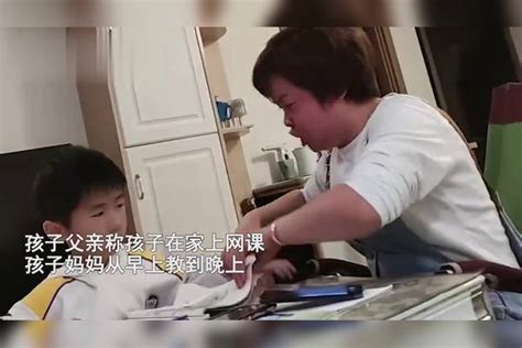 妈妈辅导娃上网课情绪崩溃，满色通红不断嘶吼，爸爸举动太意外妈妈突然昏迷儿子大声呼喊唤醒满色情绪