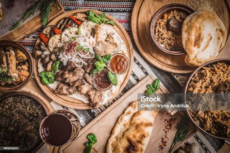 아랍 요리 중동 전통 점심 식사 라마단 이프타르이기도 합니다 라마단 기간 동안 일몰 후 무슬림이 먹는 식사 아랍 동양 요리 모듬
