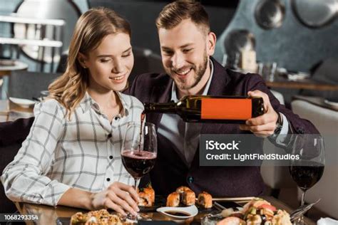 매력적인 커플 레스토랑에서 안경에서 남자 쏟아지는 와인 동안 저녁 식사 고급 요리에 대한 스톡 사진 및 기타 이미지 고급 요리 그릇 남성 Istock