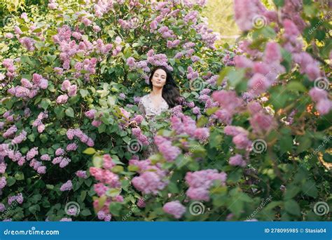 La Jeune Jolie Brune Aime Par Les Arbustes Lilas En Fleurs Image Stock